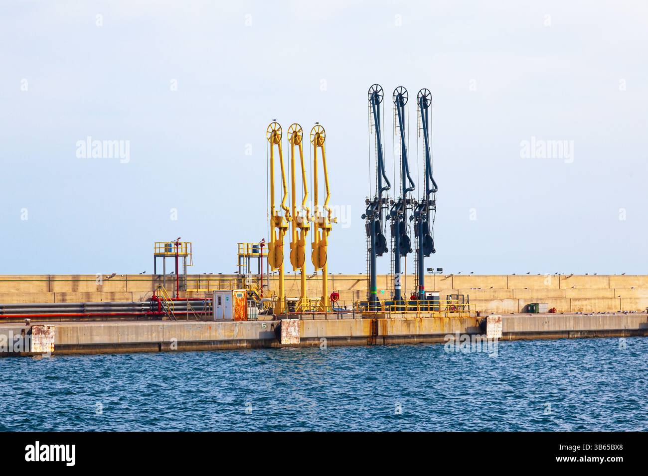 Tanker sea berth for receiving and dispensing oil Stock Photo - Alamy