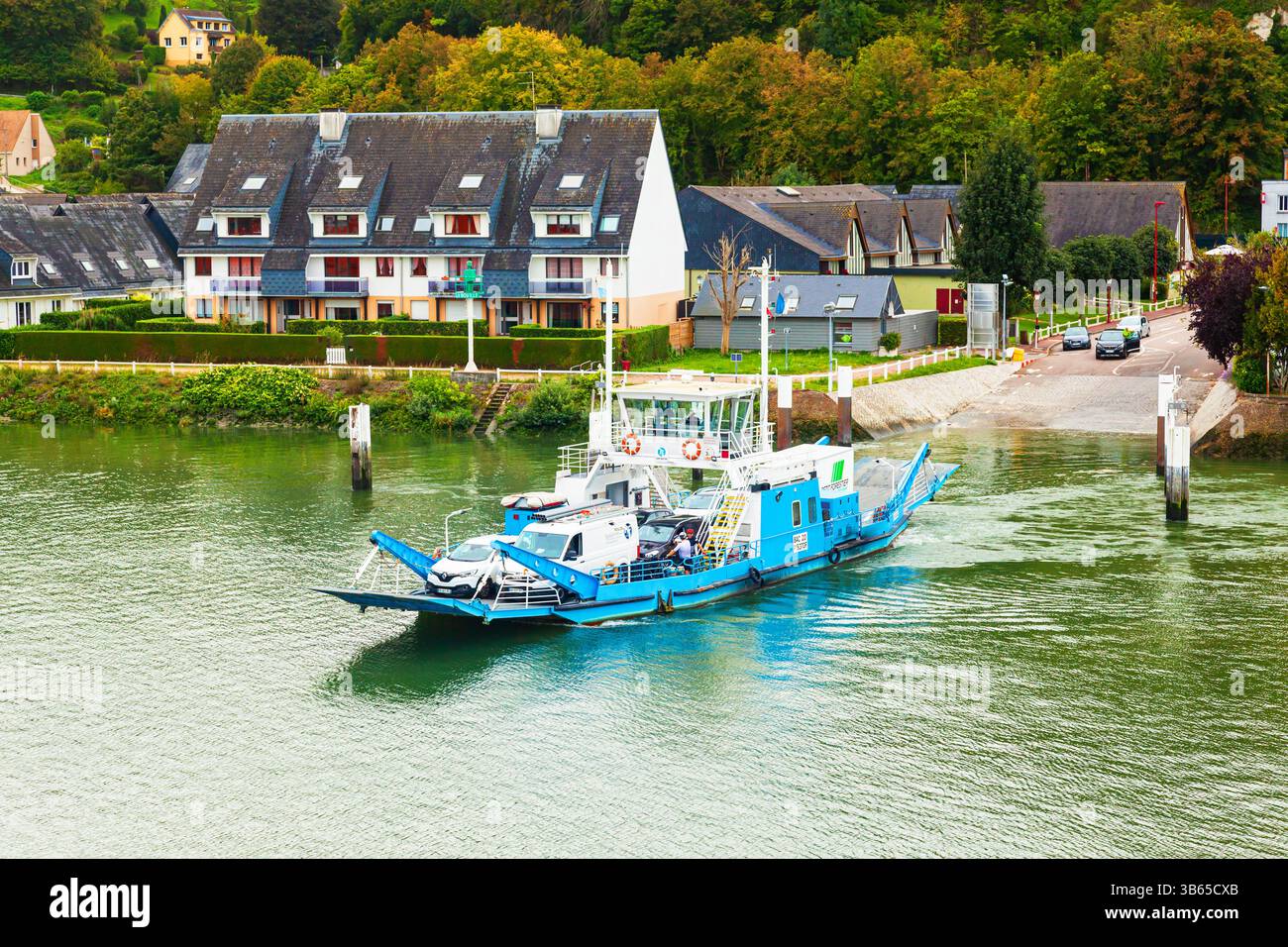 Ferry boat near downtown hi-res stock photography and images - Alamy