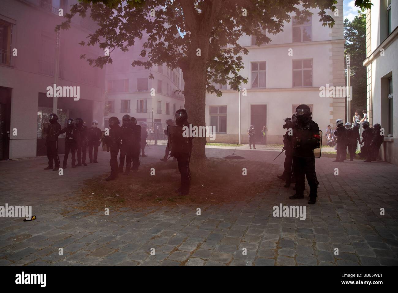 Thousands take part in the annual Labour Day march in Central Paris ...