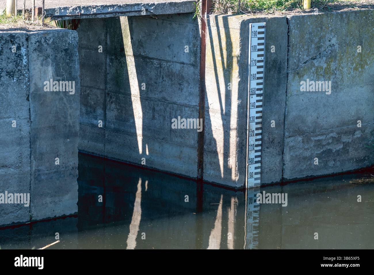 Water level gauge attached hi-res stock photography and images - Alamy