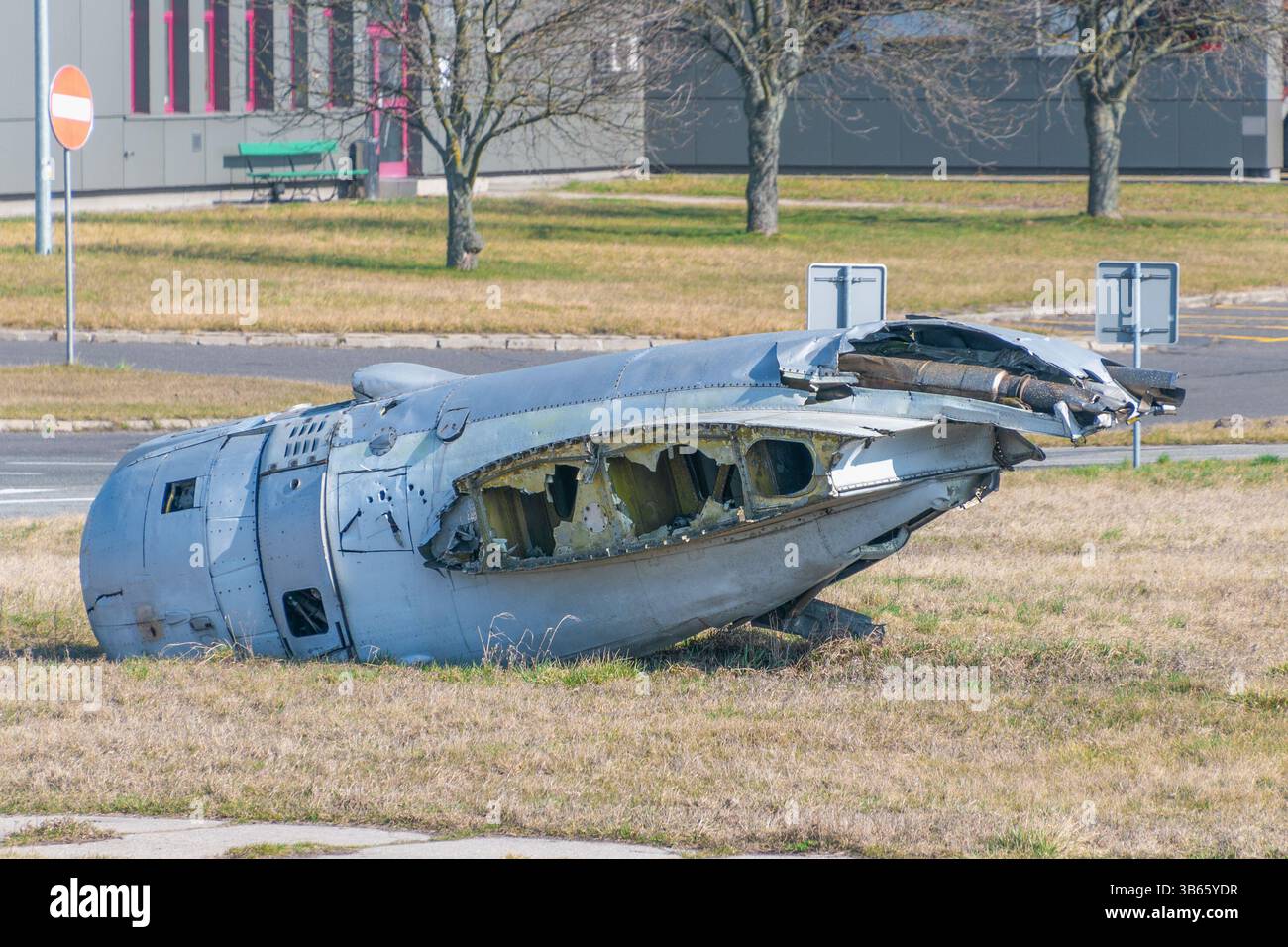 Wreckage heavily damaged aircraft hi-res stock photography and images ...