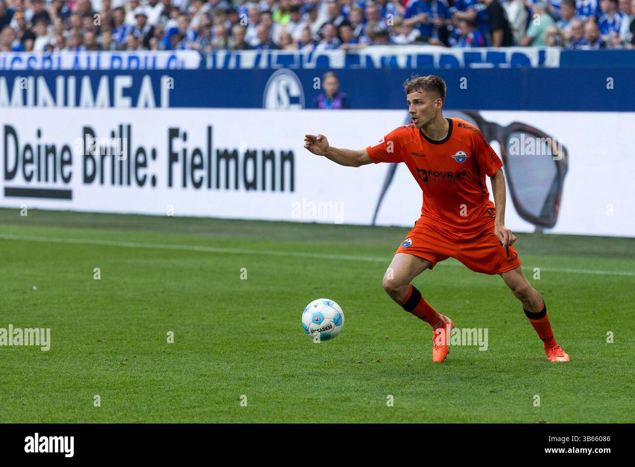 Filip Bilbija (SC Paderborn, 7), Werbebande: Fielmann. 2. Fu?ball ...