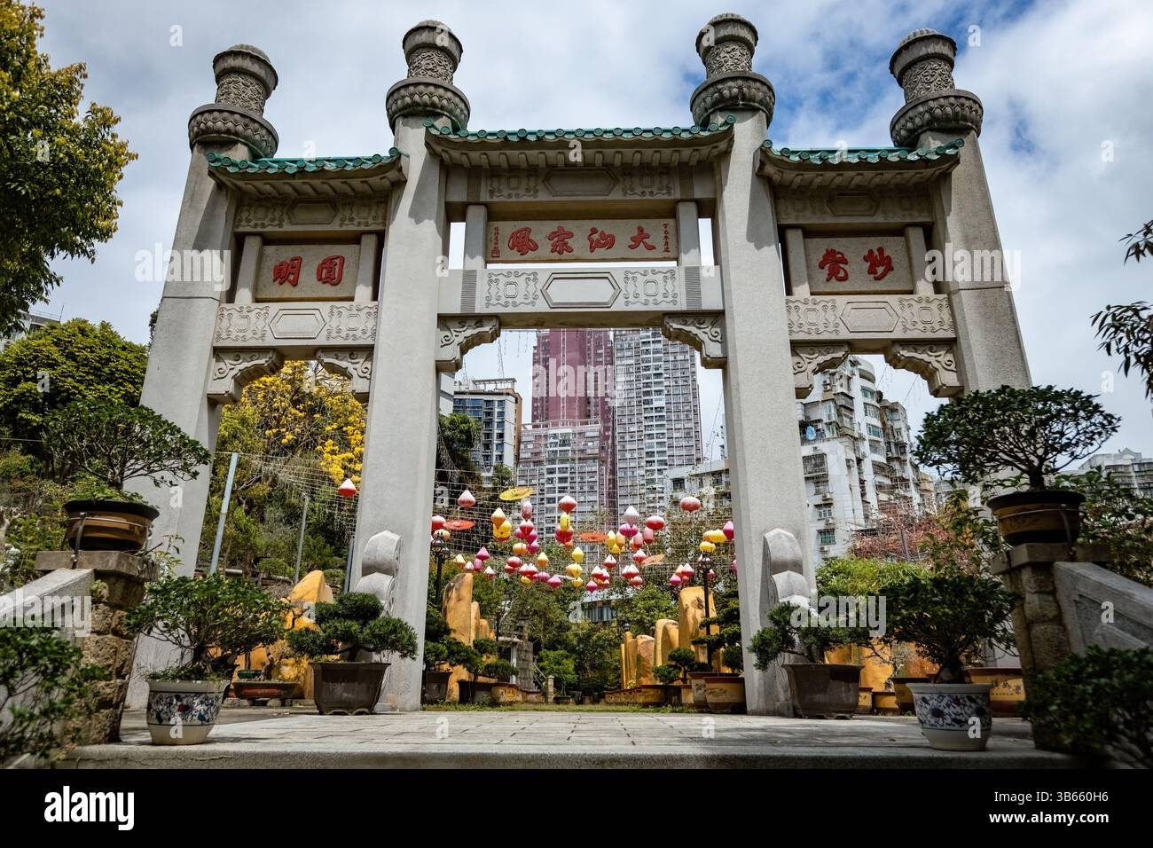 Chinese gate in the Templo de Kun Iam Tong in Macau Stock Photo - Alamy