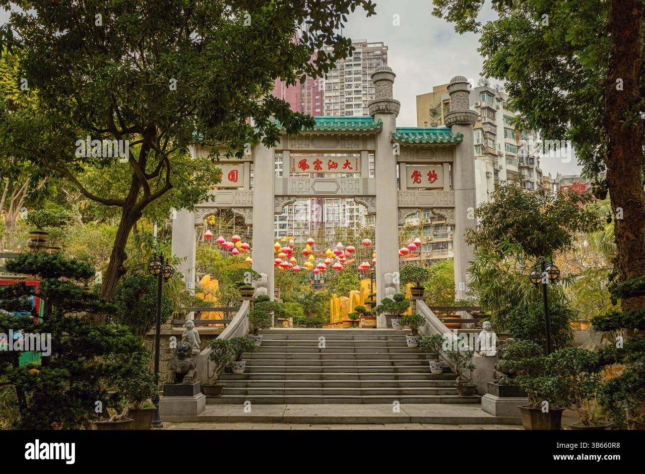 Chinese gate in the Templo de Kun Iam Tong in Macau Stock Photo - Alamy