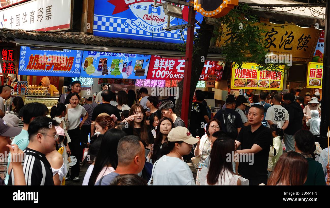Tourists visited the thousand-year-old Huimin Street during the May Day ...