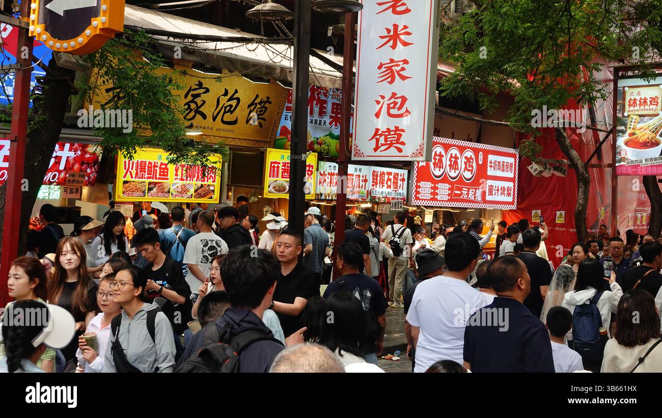 Tourists visited the thousand-year-old Huimin Street during the May Day ...