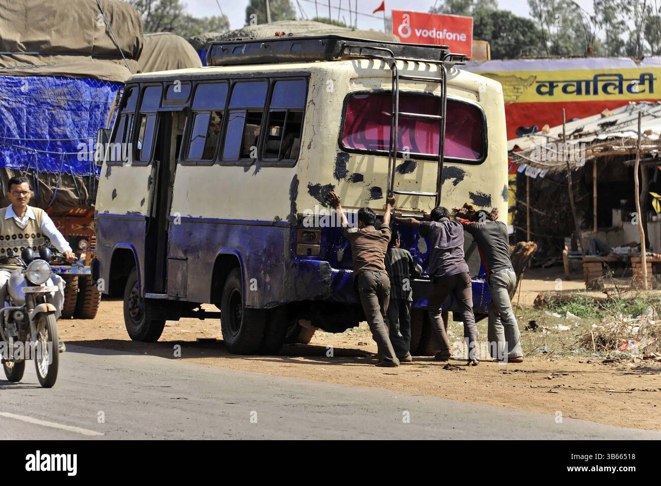 Varanasi, Uttar Pradesh, India, Asia, A group of people push a broken ...