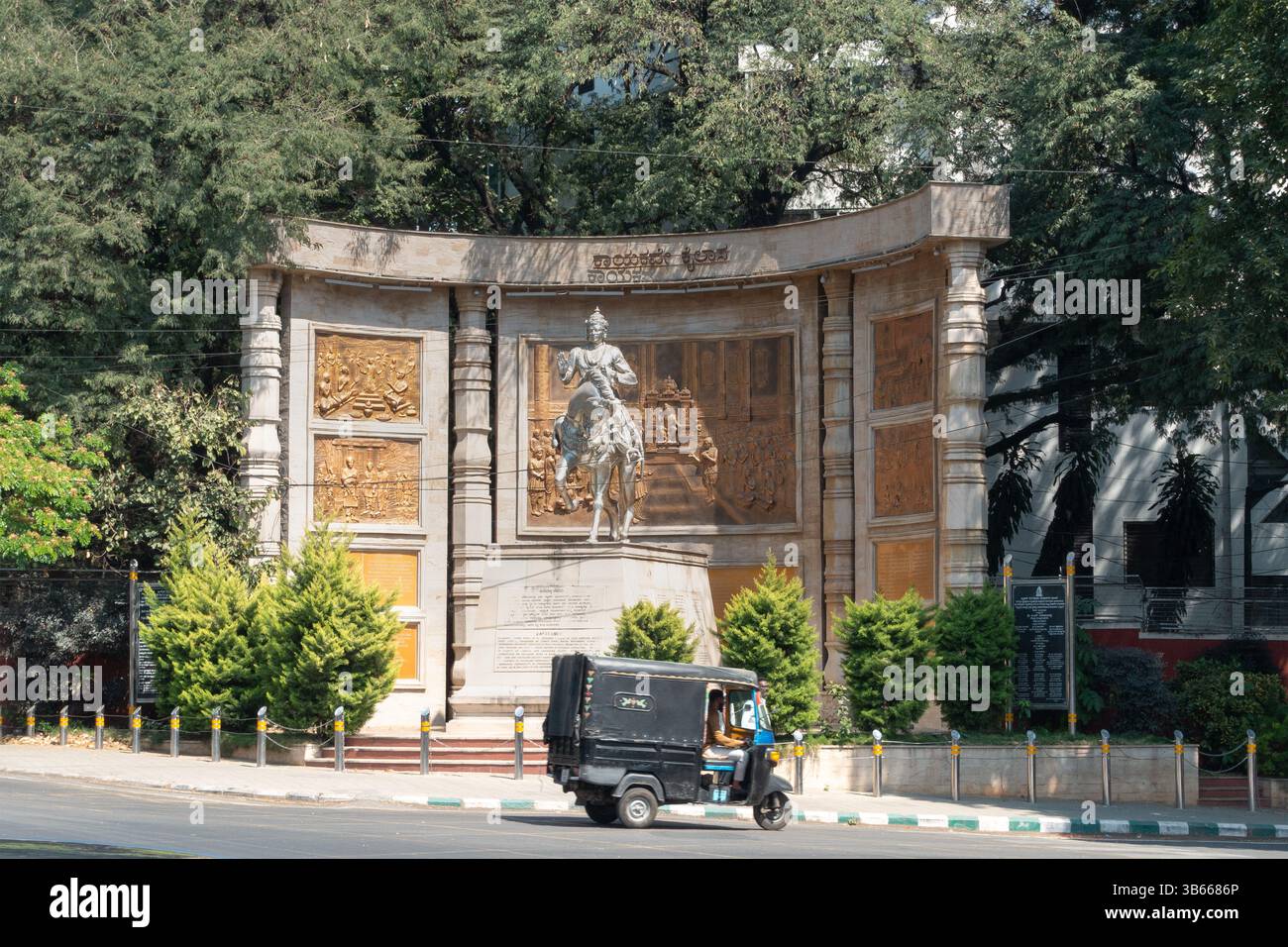 Basavanna / Basaveshwara statue, corner Raj Bavan Road and Palace Road ...