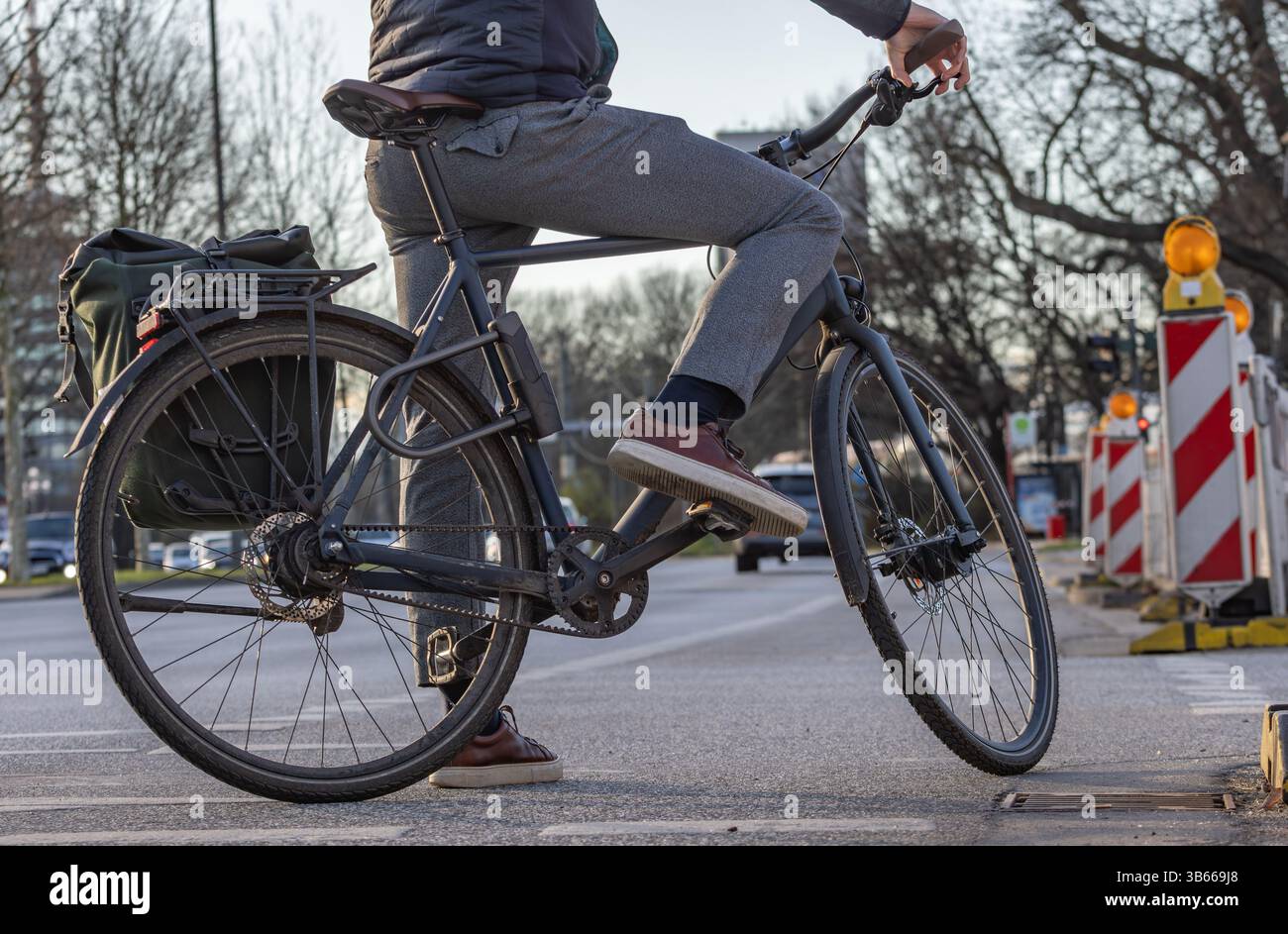 male cyclist waiting at the traffic light Stock Photo - Alamy