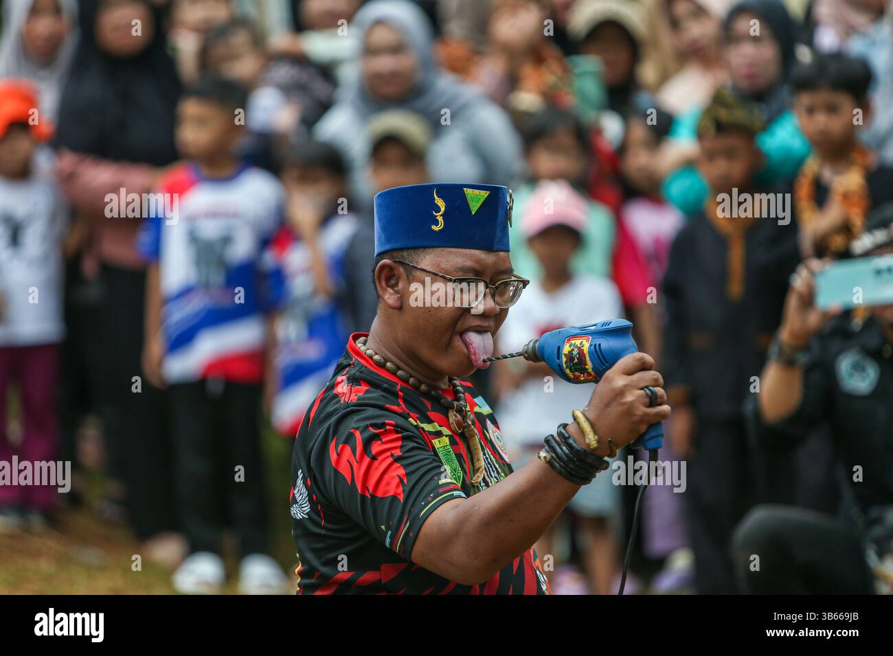 Bandung, West Java, Indonesia. 3rd May, 2025. An artist from the Satria ...