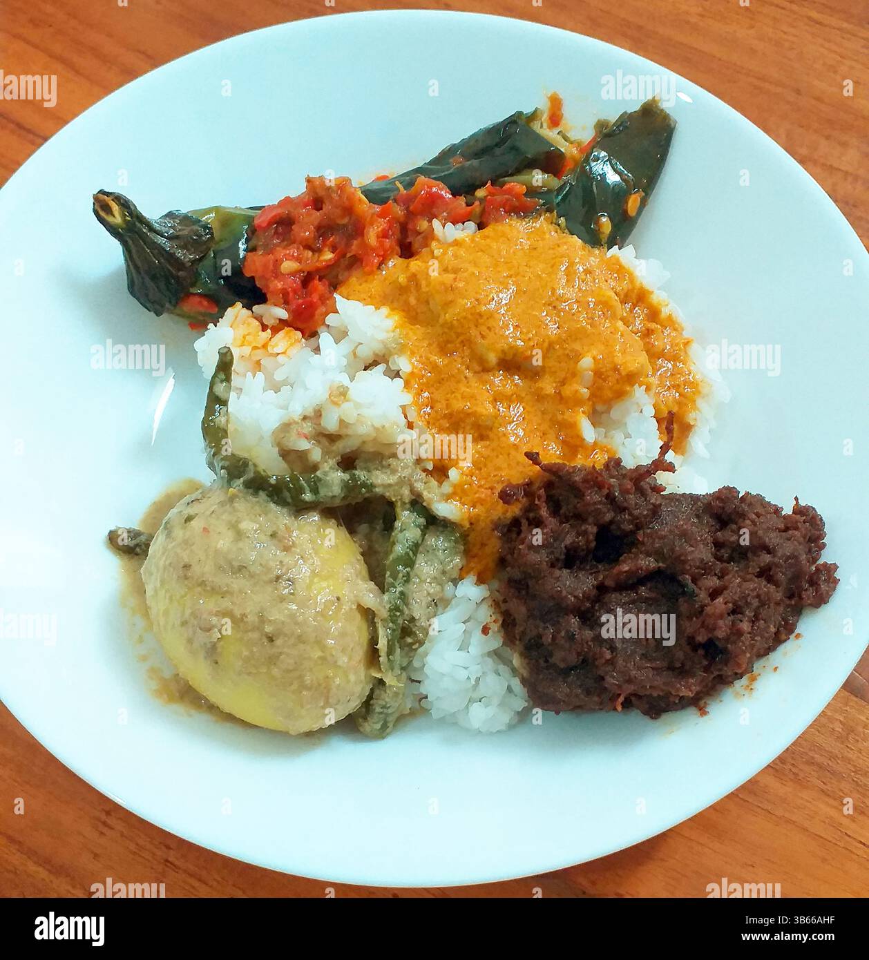 Nasi Padang Rendang, Indonesian food from West Sumatra with Beef ...