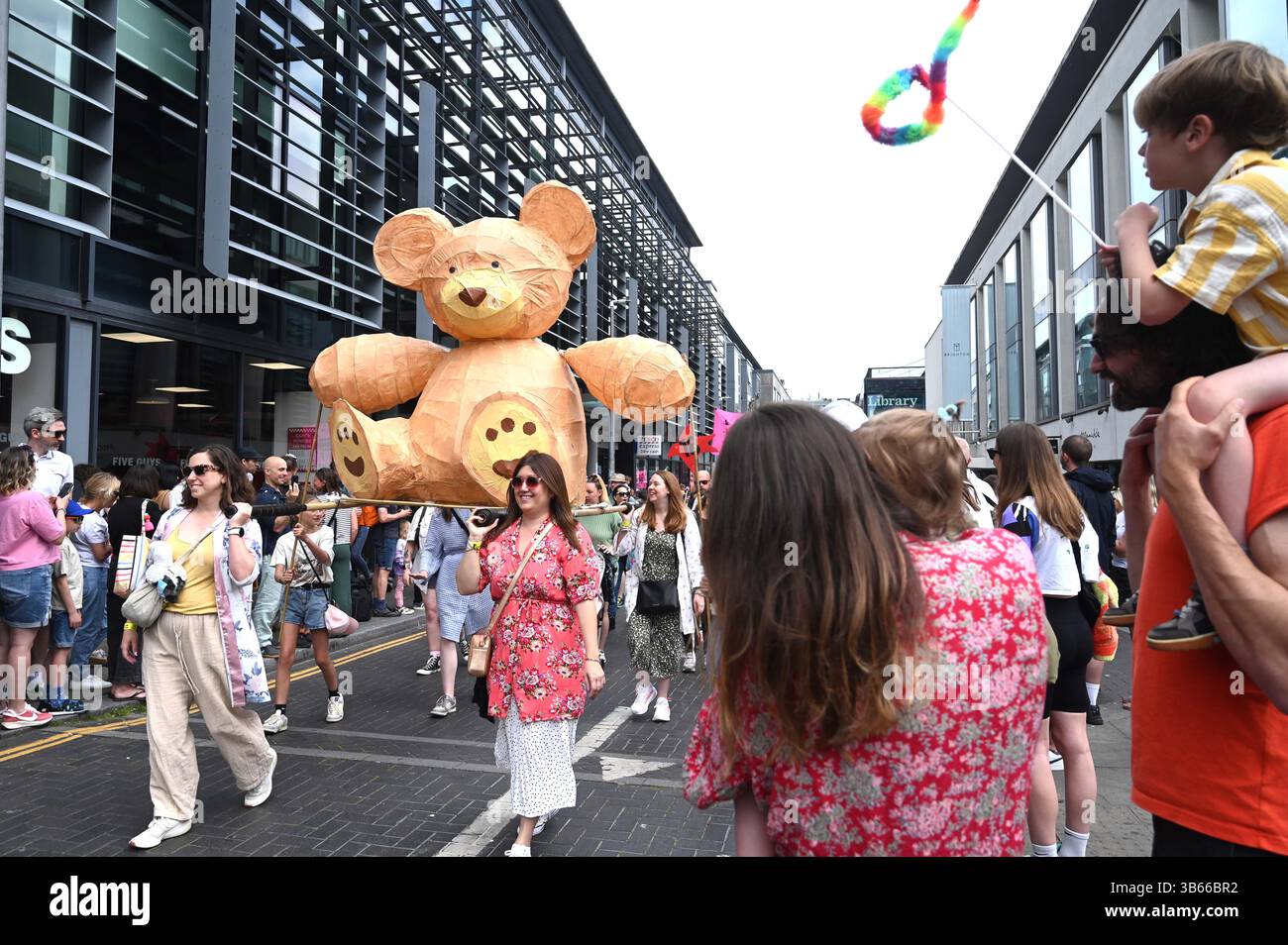 Brighton UK 3rd May 2025 - Thousands of schoolchildren , teachers and ...