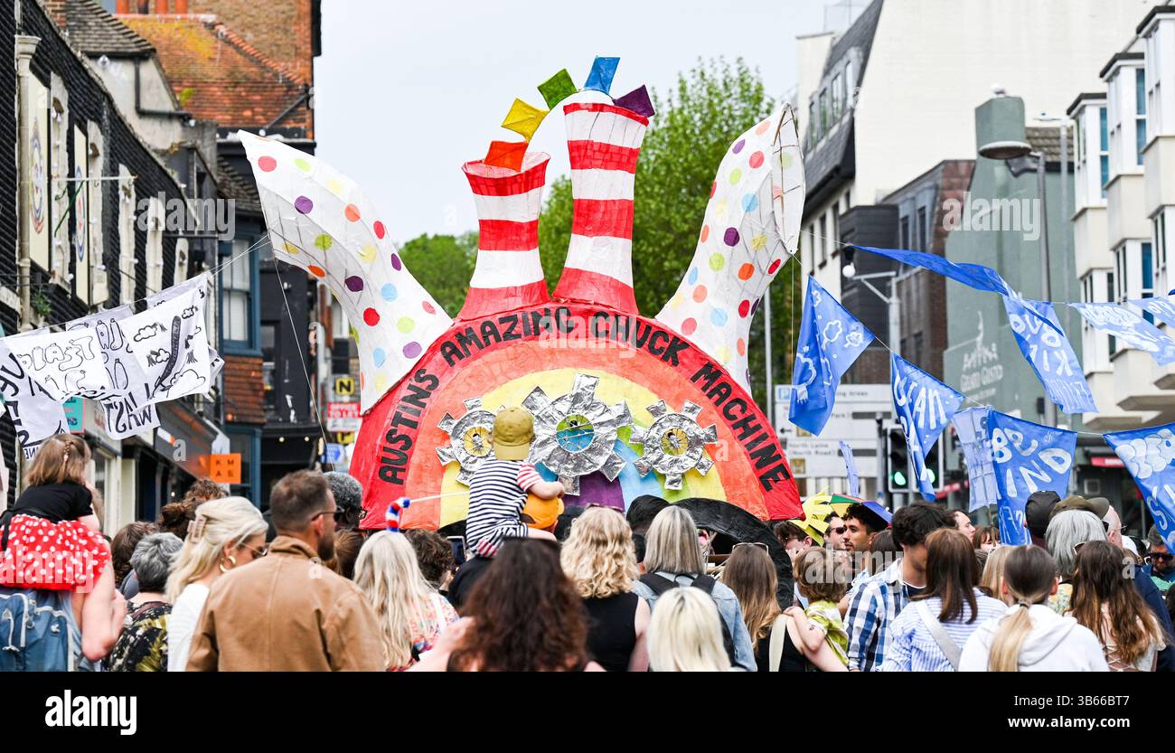 Brighton UK 3rd May 2025 - Thousands of schoolchildren , teachers and ...