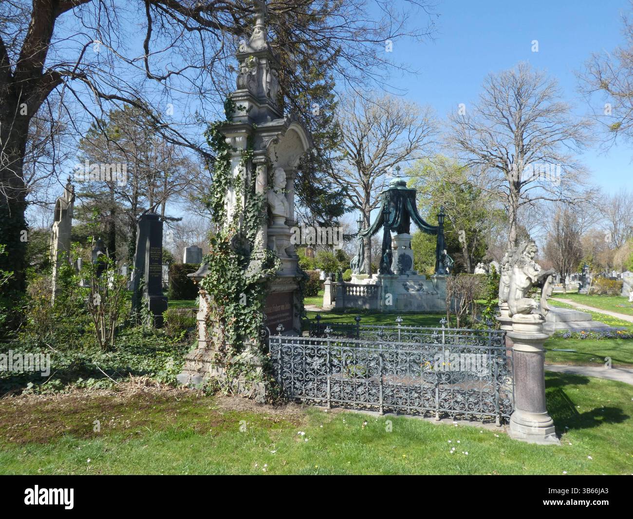 Impressionen vom Wiener Zentralfriedhof Der Wiener Zentralfriedhof gehört mit rund 330.000 ...