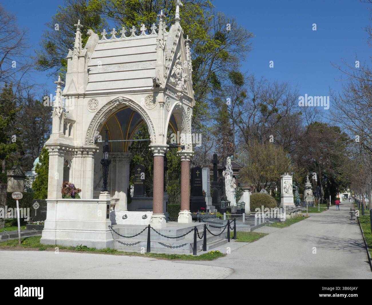 Impressionen vom Wiener Zentralfriedhof Der Wiener Zentralfriedhof gehört mit rund 330.000 ...