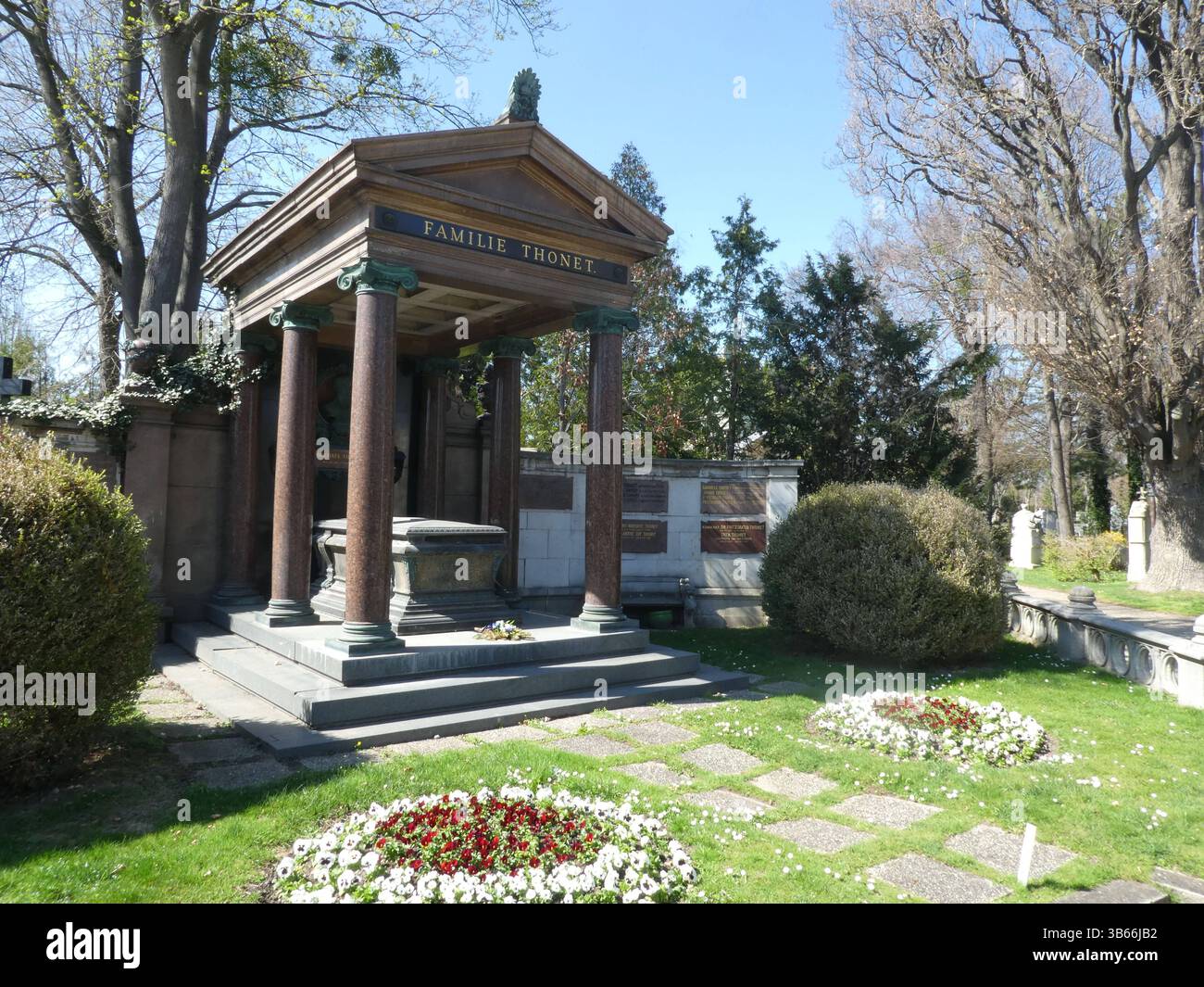 Impressionen vom Wiener Zentralfriedhof Der Wiener Zentralfriedhof gehört mit rund 330.000 ...