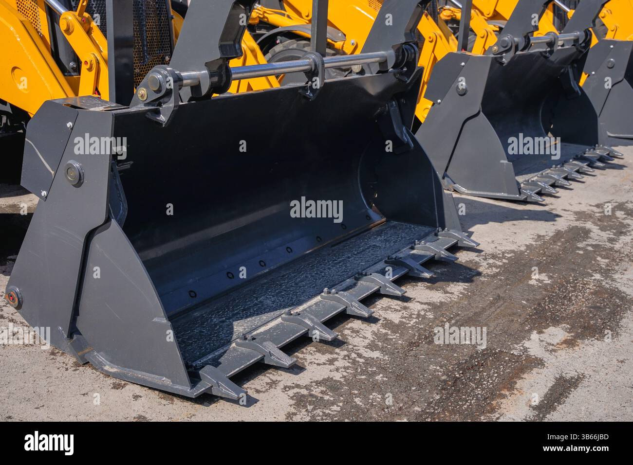 Toothed excavator bucket. Construction equipment Stock Photo - Alamy