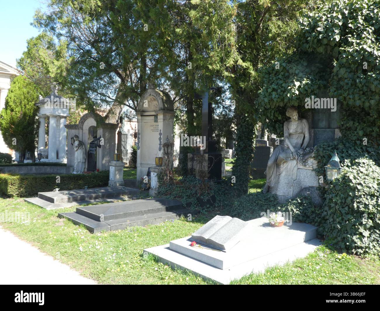 Impressionen vom Wiener Zentralfriedhof Der Wiener Zentralfriedhof gehört mit rund 330.000 ...