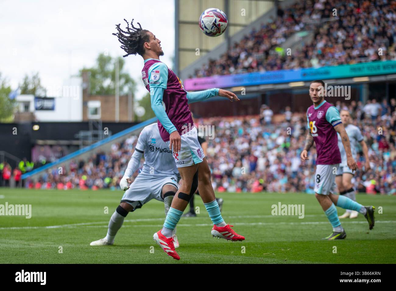 Hannibal Mejbri #28 of Burnley FC chests the ball during the Sky Bet ...