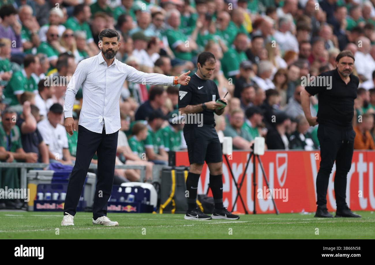 Plymouth Argyle manager Miron Muslic (left) and Leeds United manager ...