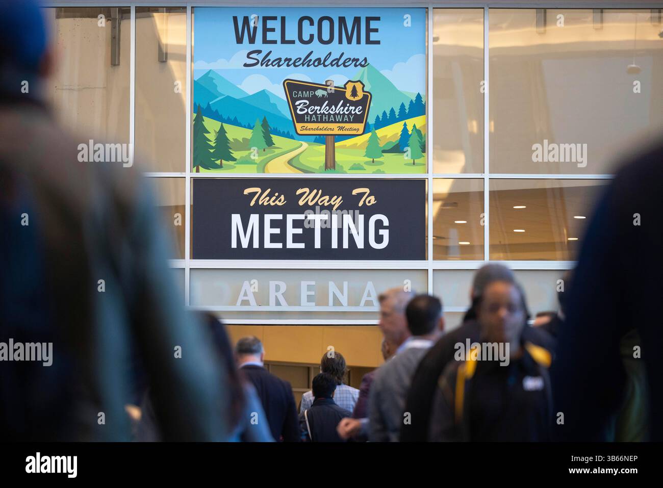Shareholders rush into CHI Health Center Omaha for the Berkshire Hathaway annual meeting ...