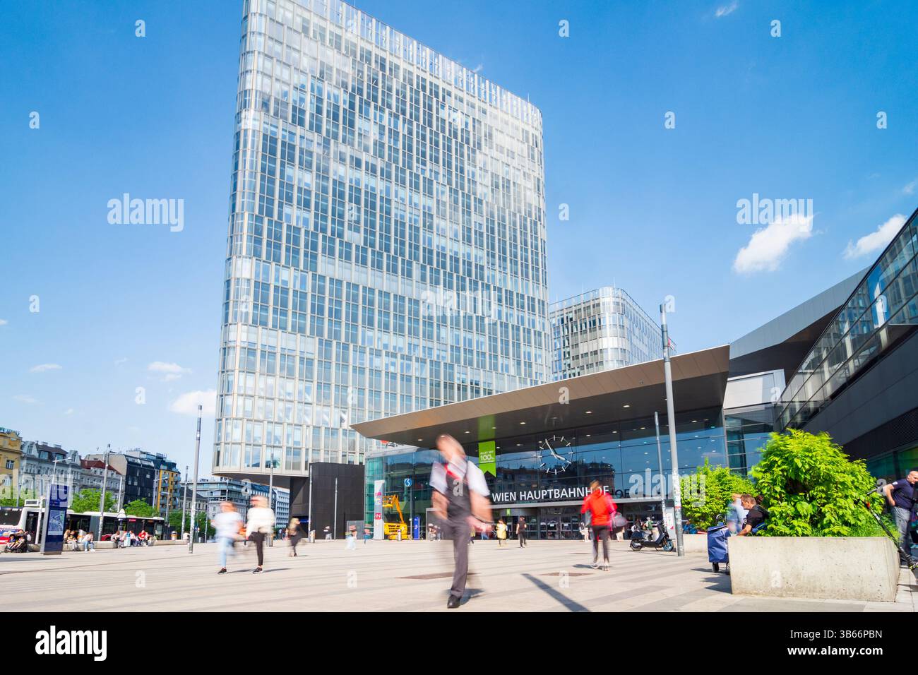 Vienna: main railway station Wien Hauptbahnhof, traveller in 10 ...