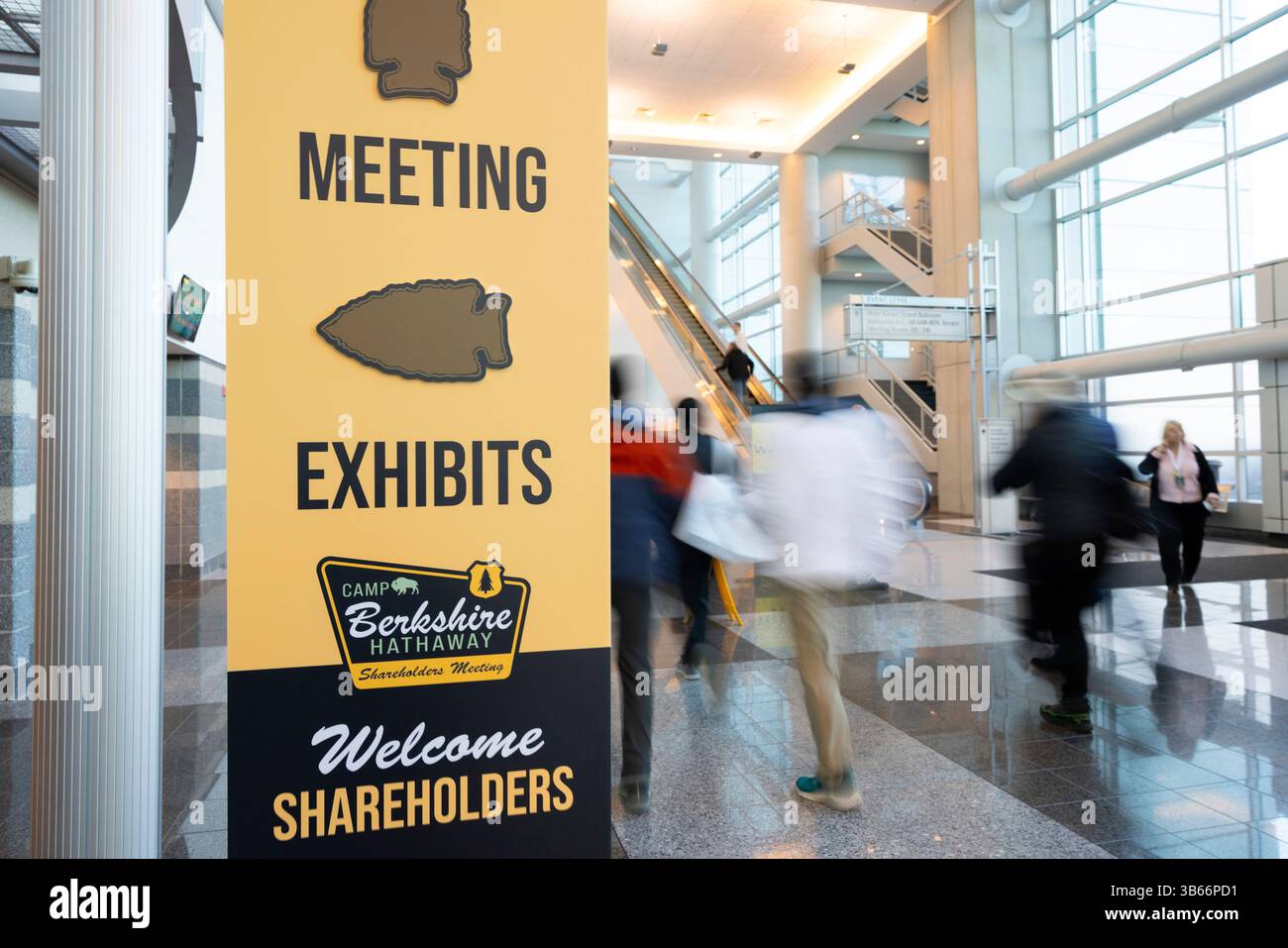 Shareholders rush into CHI Health Center Omaha for the Berkshire Hathaway annual meeting ...