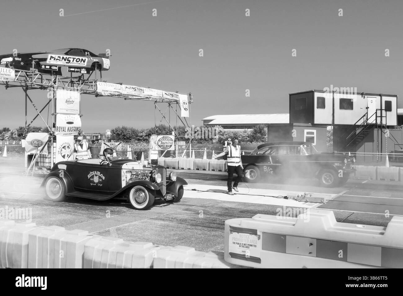 Vintage Hotrod racing at Manston Park Raceway Dragdtrip Margate Kent ...