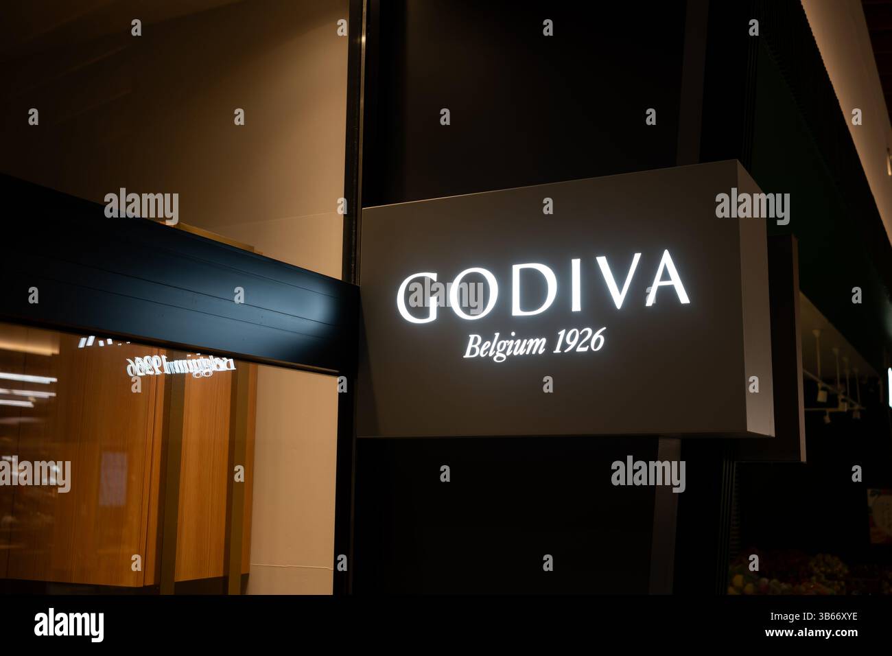 Godiva Chocolate outlet store storefront and logo Stock Photo - Alamy