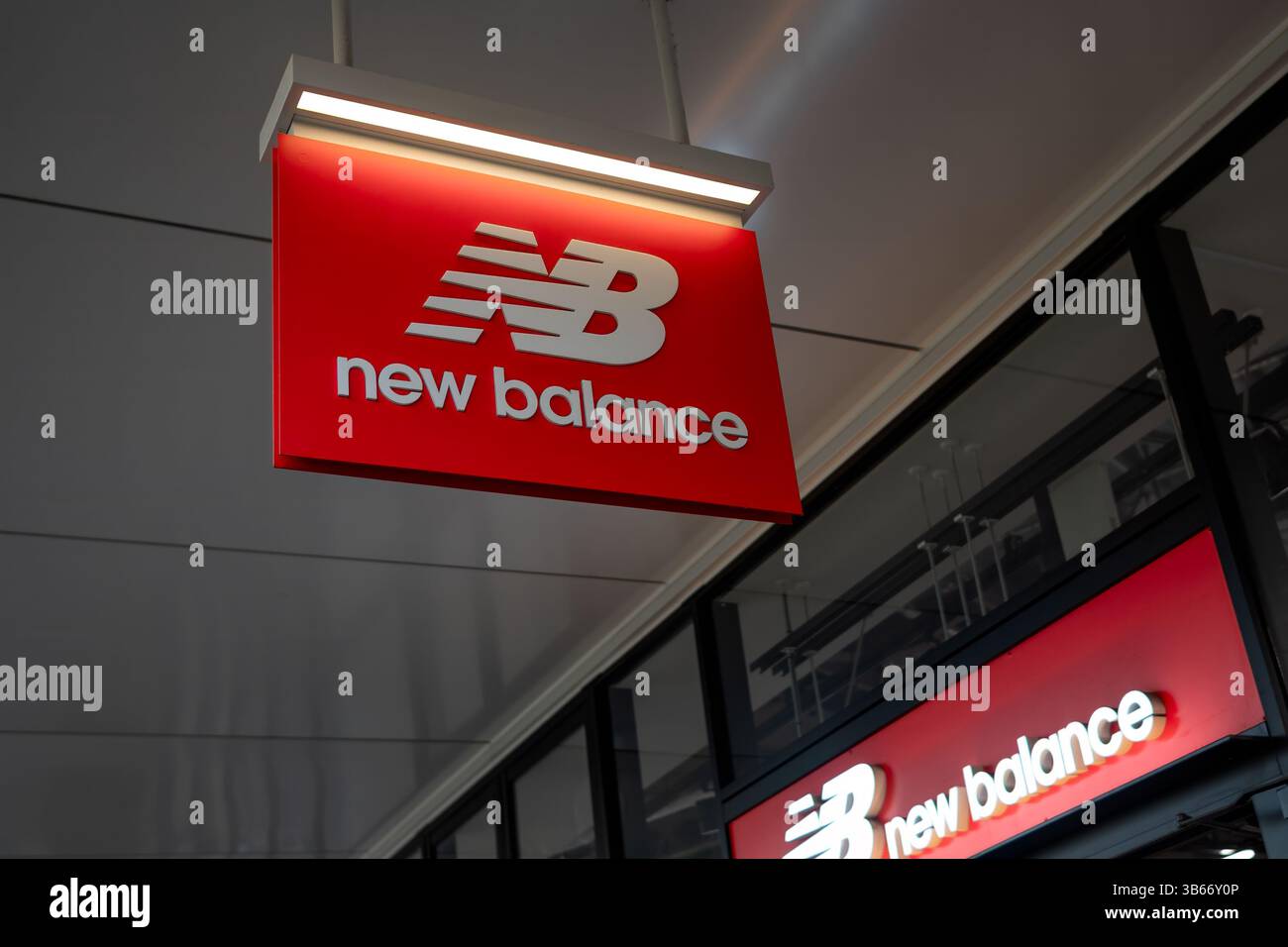 New Balance outlet store storefront and logo Stock Photo - Alamy