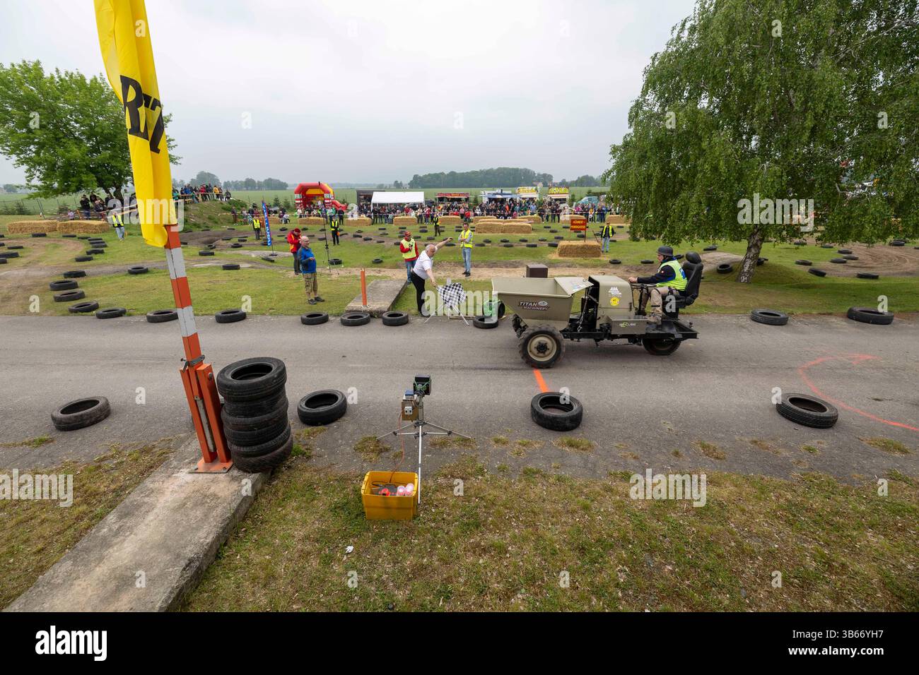 Adelsdorf, Germany. 03rd May, 2025. Uwe Sinkewitz is at the start and ...