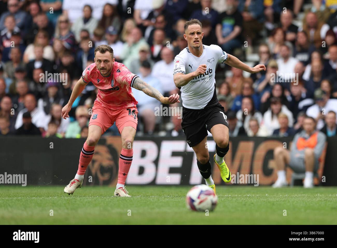 Stoke City's Ben Wilmot (left) and Derby County's Jerry Yates battle ...