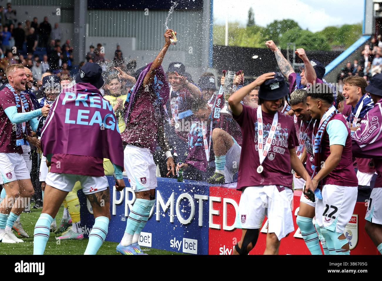 Burnley players celebrate promotion following victory in the Sky Bet ...