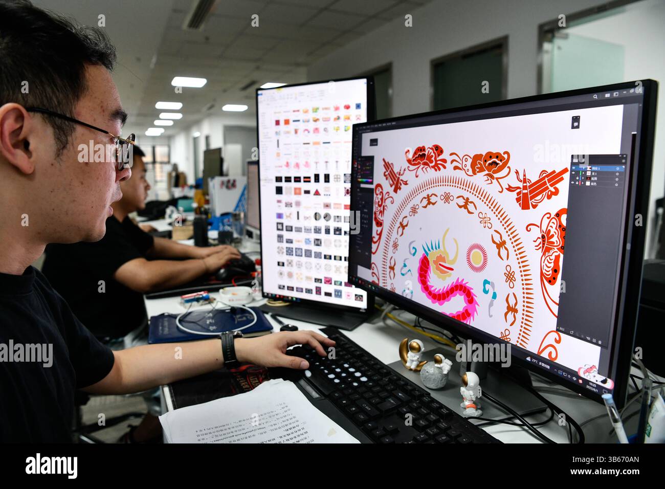 (250503) -- GUIYANG/ACCRA, May 3, 2025 (Xinhua) -- A designer performs ...