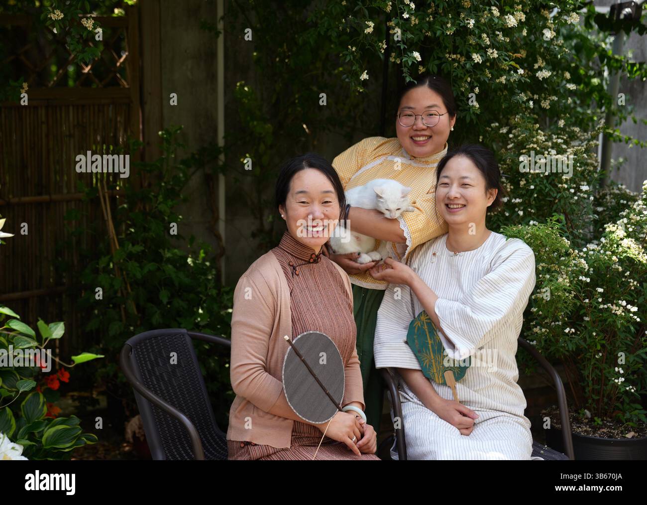 (250503) -- SHANGHAI, May 3, 2025 (Xinhua) -- Wang Ying (L) and her ...