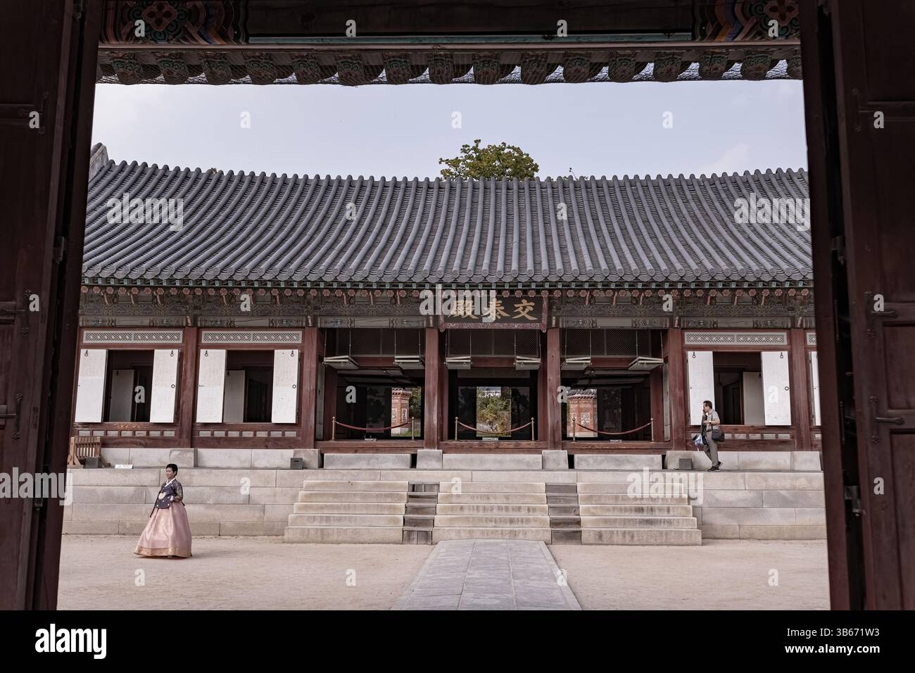 Beautiful Korean women wearing hanbok traditional dress visiting ...