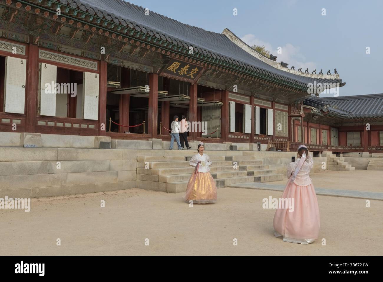 Beautiful Korean women wearing hanbok traditional dress visiting ...