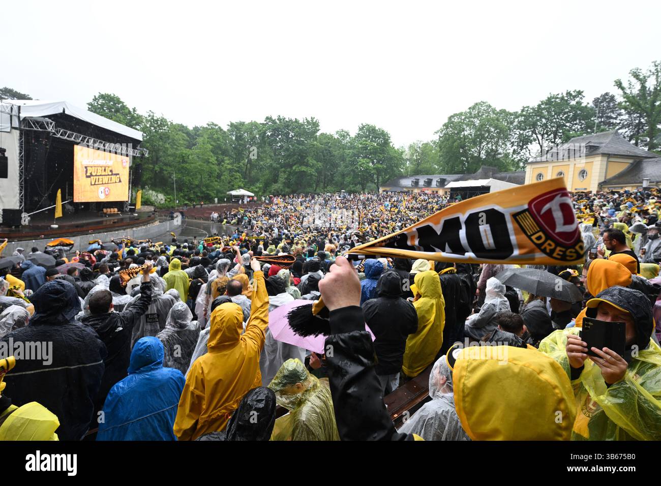 03 May 2025, Saxony, Dresden: Soccer: 3rd league, Arminia Bielefeld - Dynamo Dresden, 36th ...
