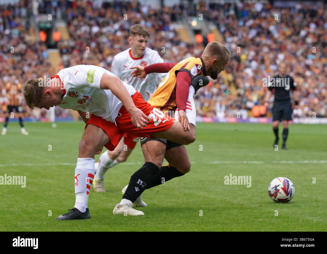 Bradford City???s Alex Pattison against Fleetwood Town???s Harrison ...