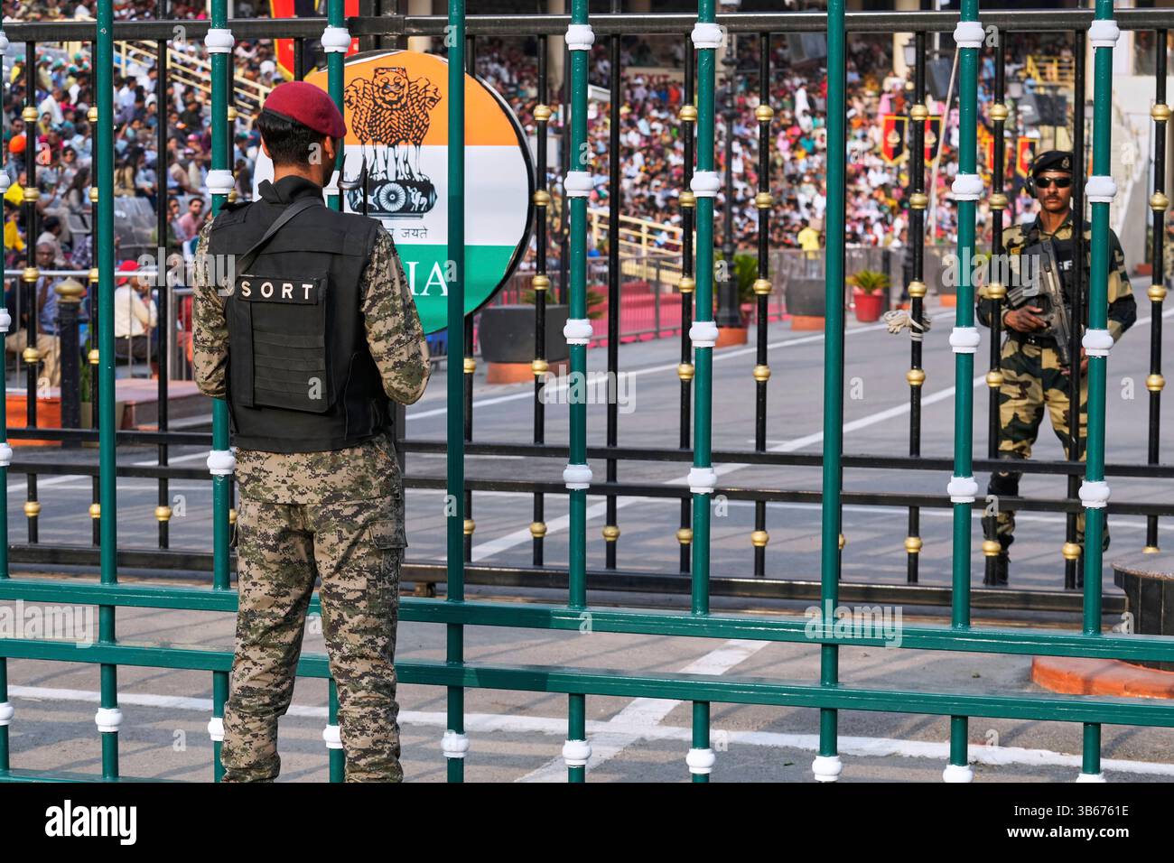 Pakistan's paramilitary soldier, left, and Indian Border Security ...