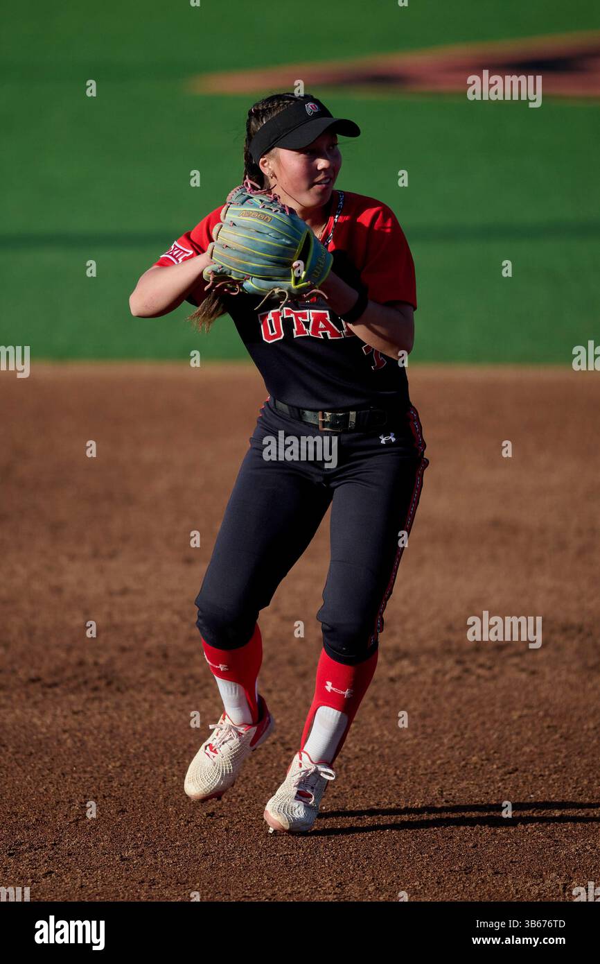 Utah Utes third baseman Sianni Sakai (7) throws to first base during an ...
