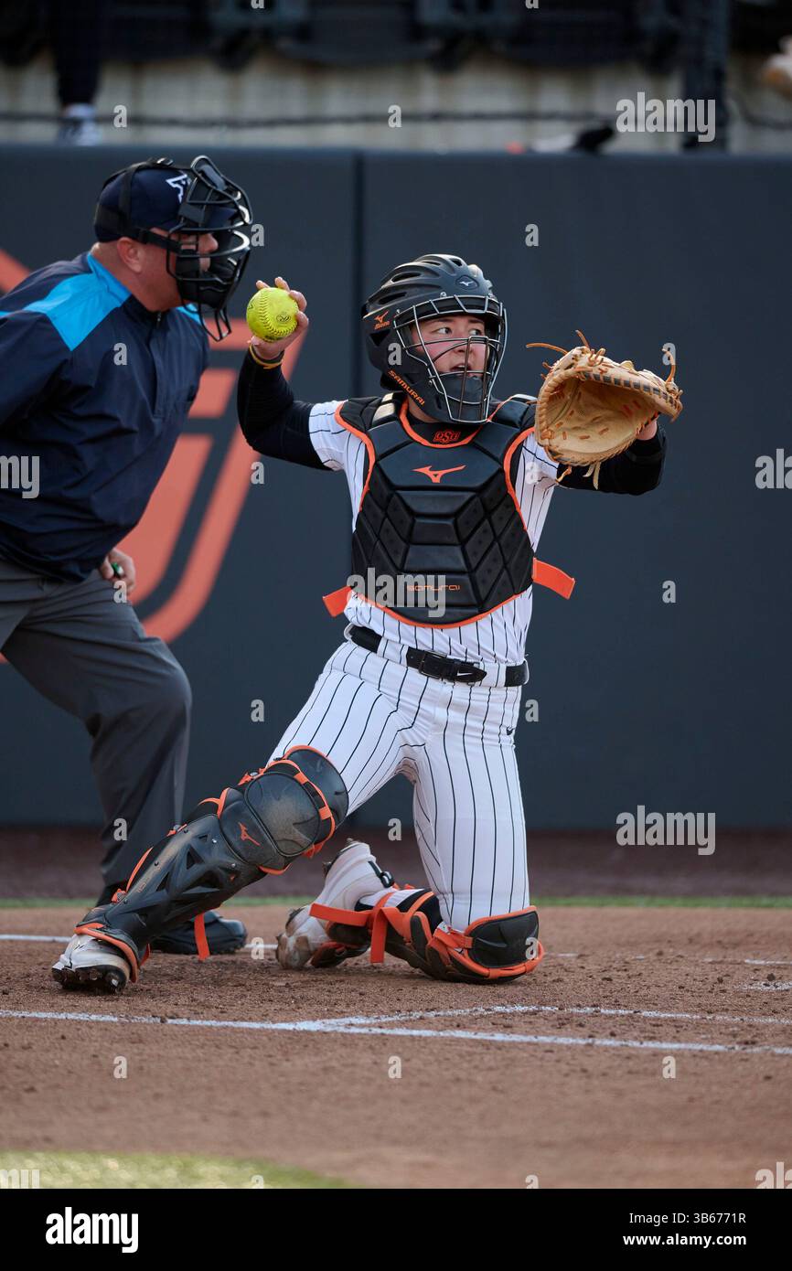 Oklahoma State Cowgirls catcher Amanda Hasler (3) throwing during an ...