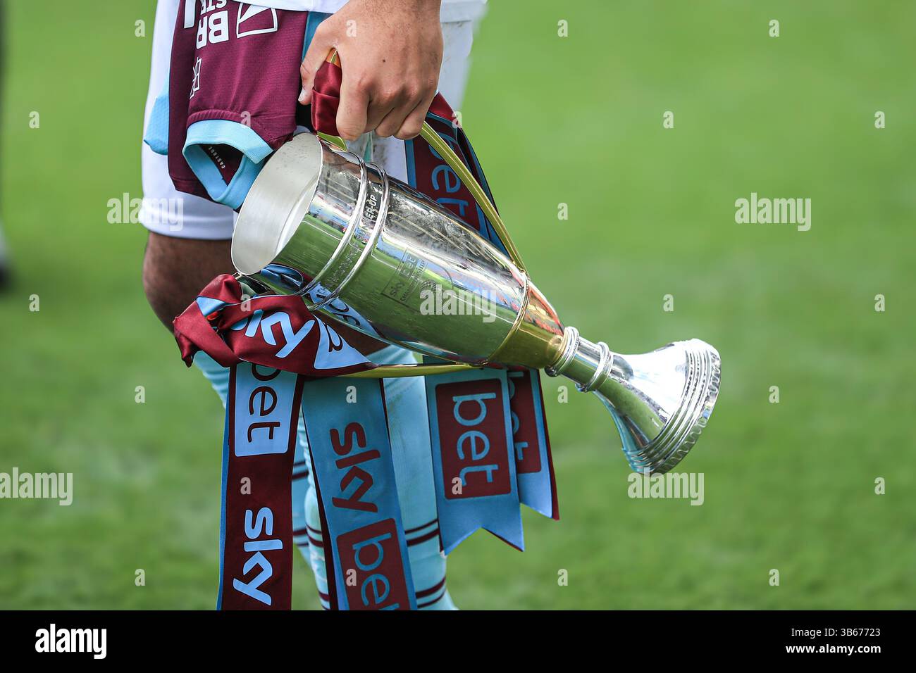 Sky bet championship runners up trophy hi-res stock photography and ...
