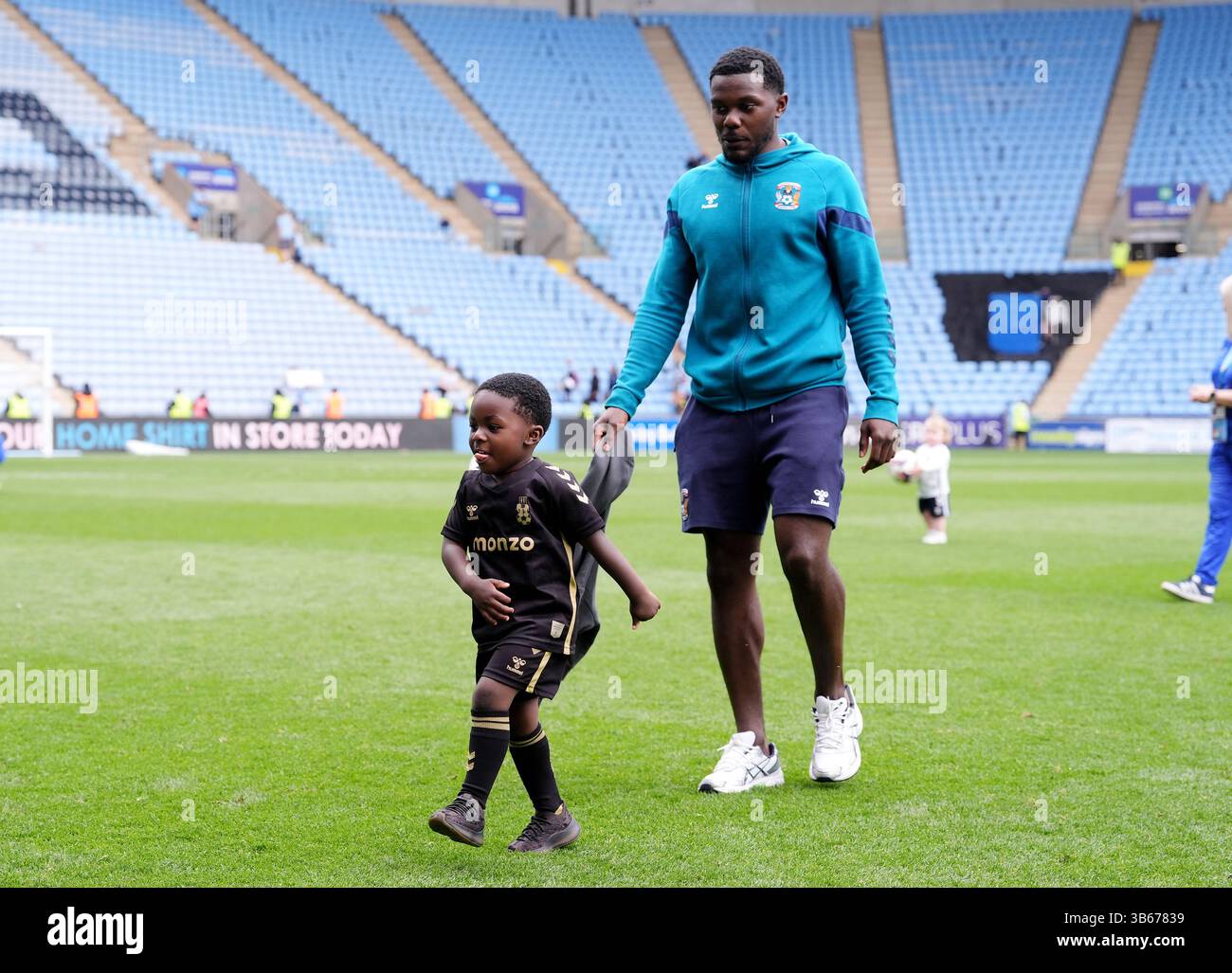 Coventry City's Ephron Mason-Clark and family after the Sky Bet ...