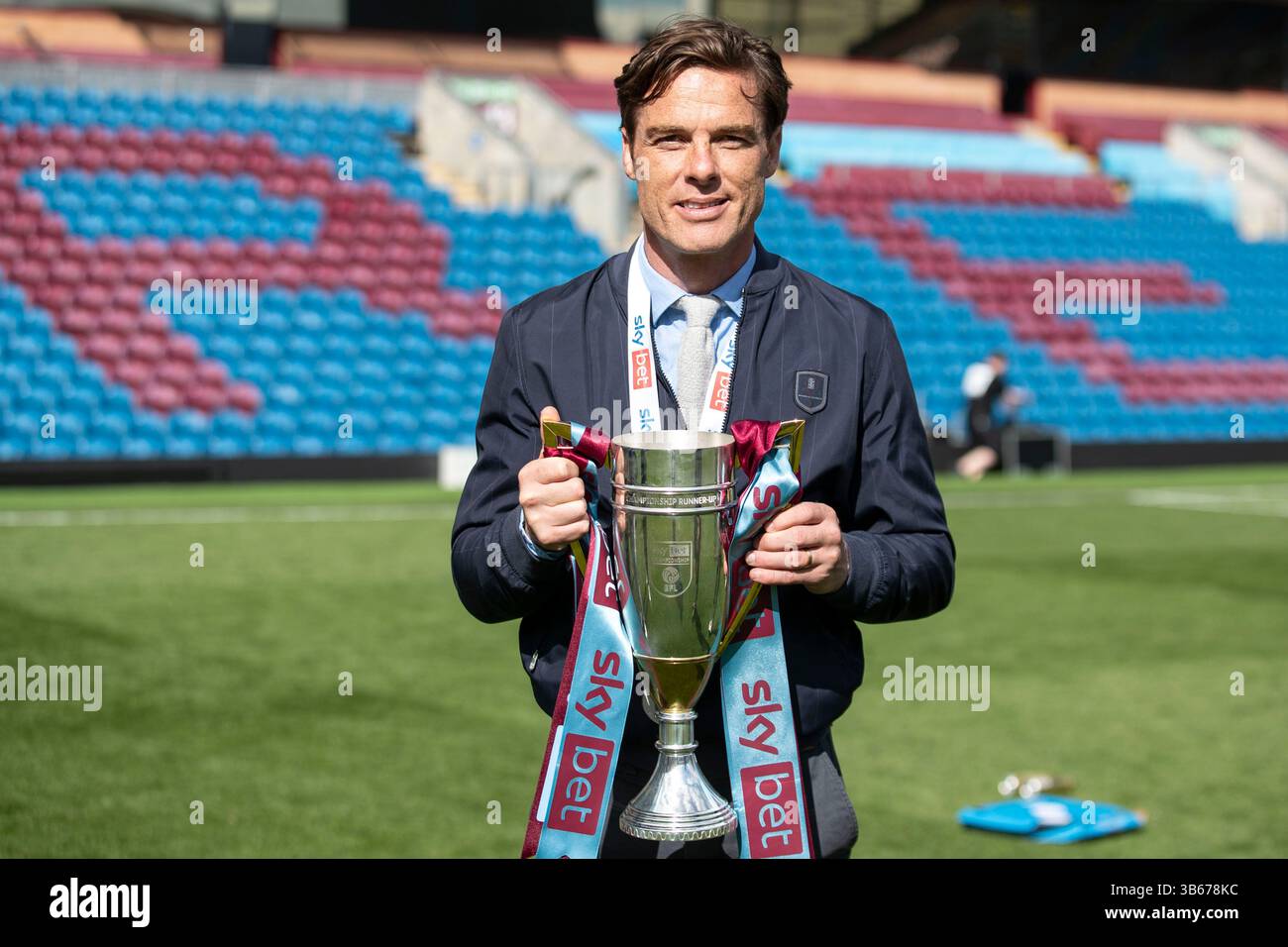 Burnley FC manager Scott Parker holding the cup during the Sky Bet ...