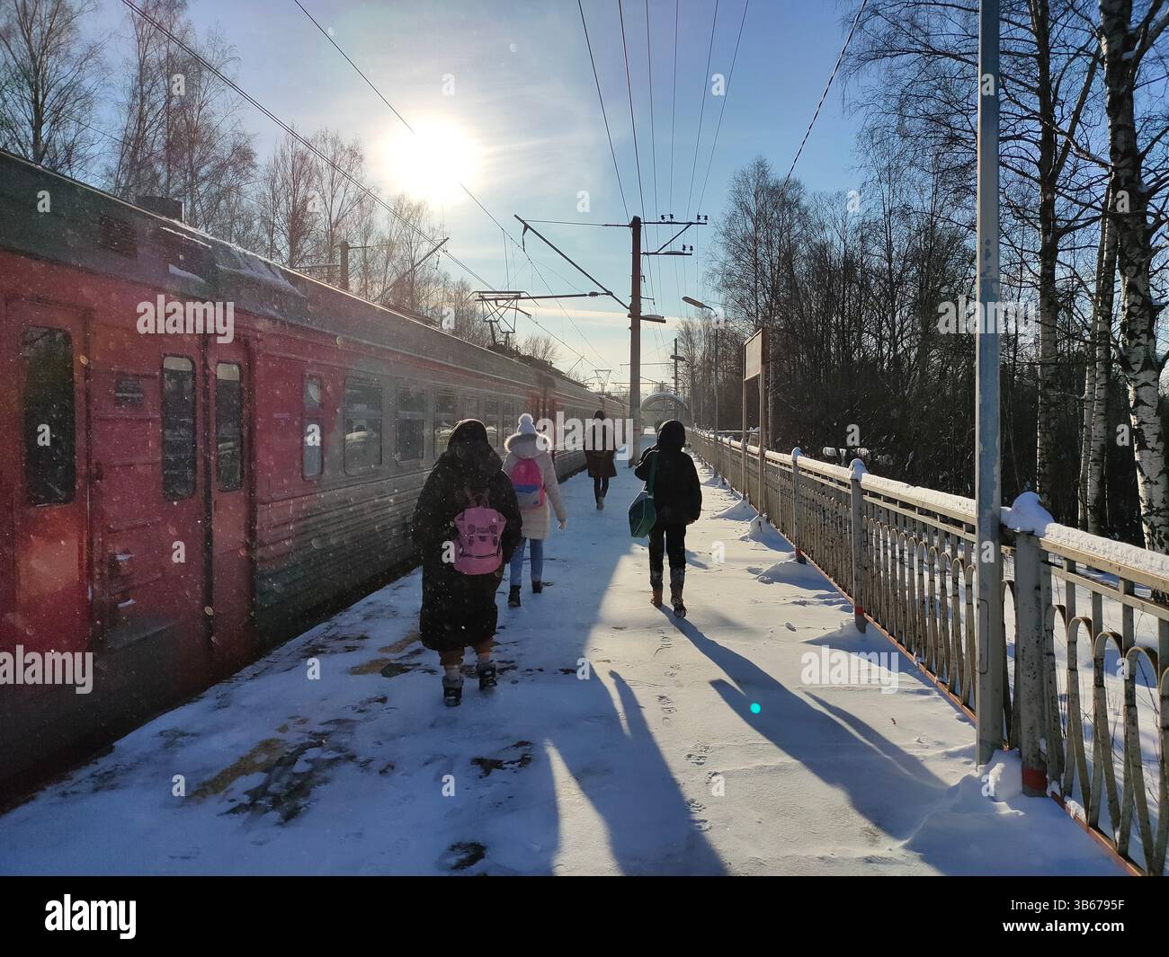 Winter snowy railway station hi-res stock photography and images - Alamy