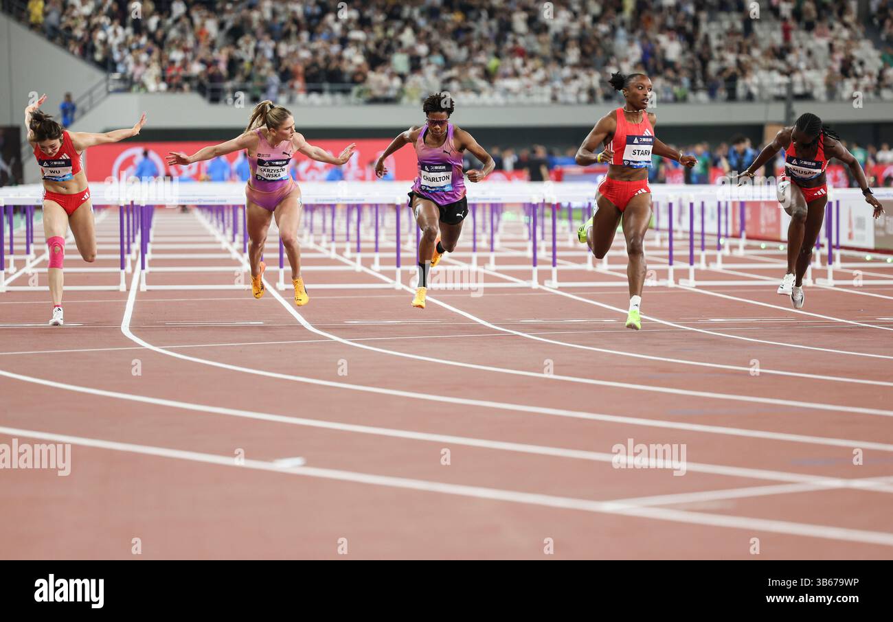 (250503) -- SHAOXING, May 3, 2025 (Xinhua) -- Grace Stark (2nd R) of ...