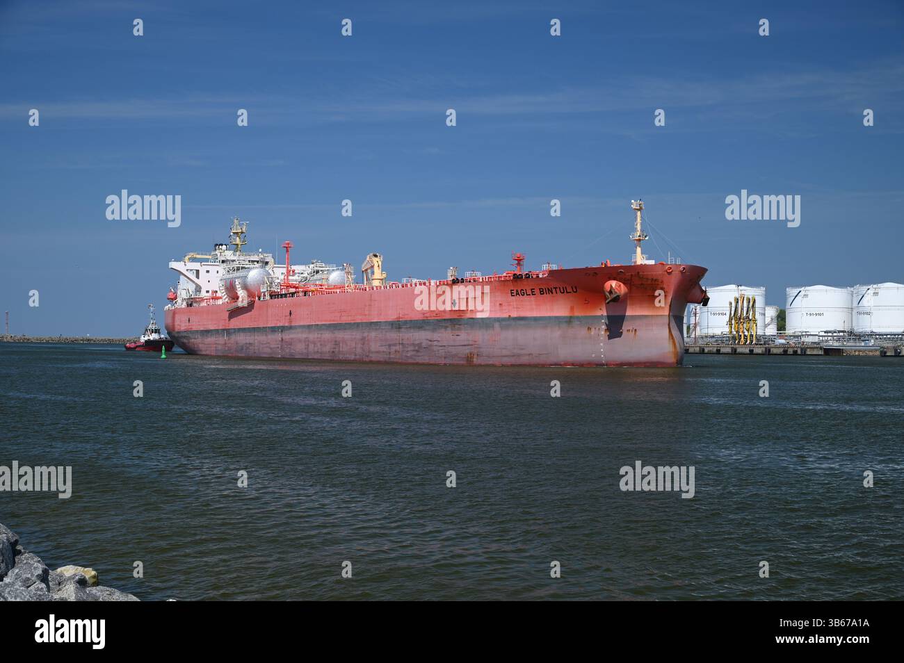 LNG powered tanker Eagle Bintulu enters the port of Klaipeda Stock ...