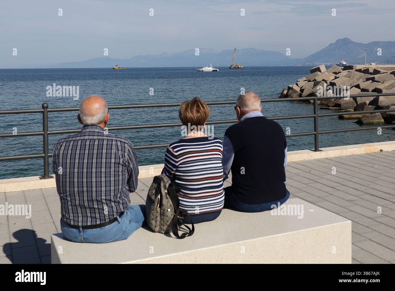 THE HEBO LIFT 2 BARGE ARRIVES IN PORTICELLO AT THE EXACT POINT WHERE ...