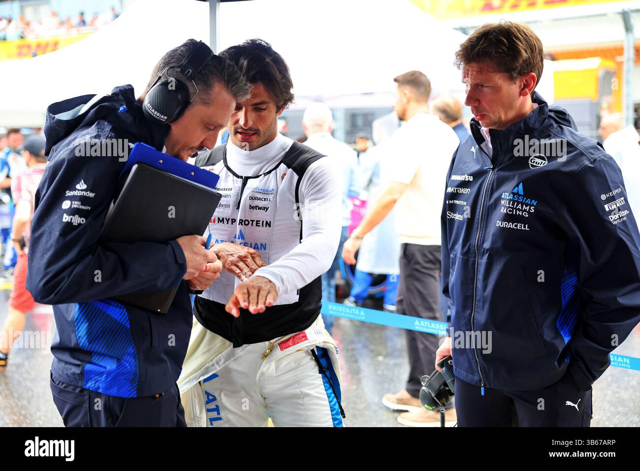 (L to R): Gaetan Jego (FRA) Atlassian Williams Racing Race Engineer with Carlos Sainz (ESP ...